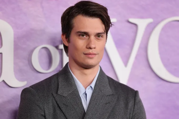 Ist Nicholas Galitzine mit einer Frau verheiratet? Seine Freundin ... Ist Nicholas Galitzine mit einer Frau verheiratet? Seine Freundin ...
